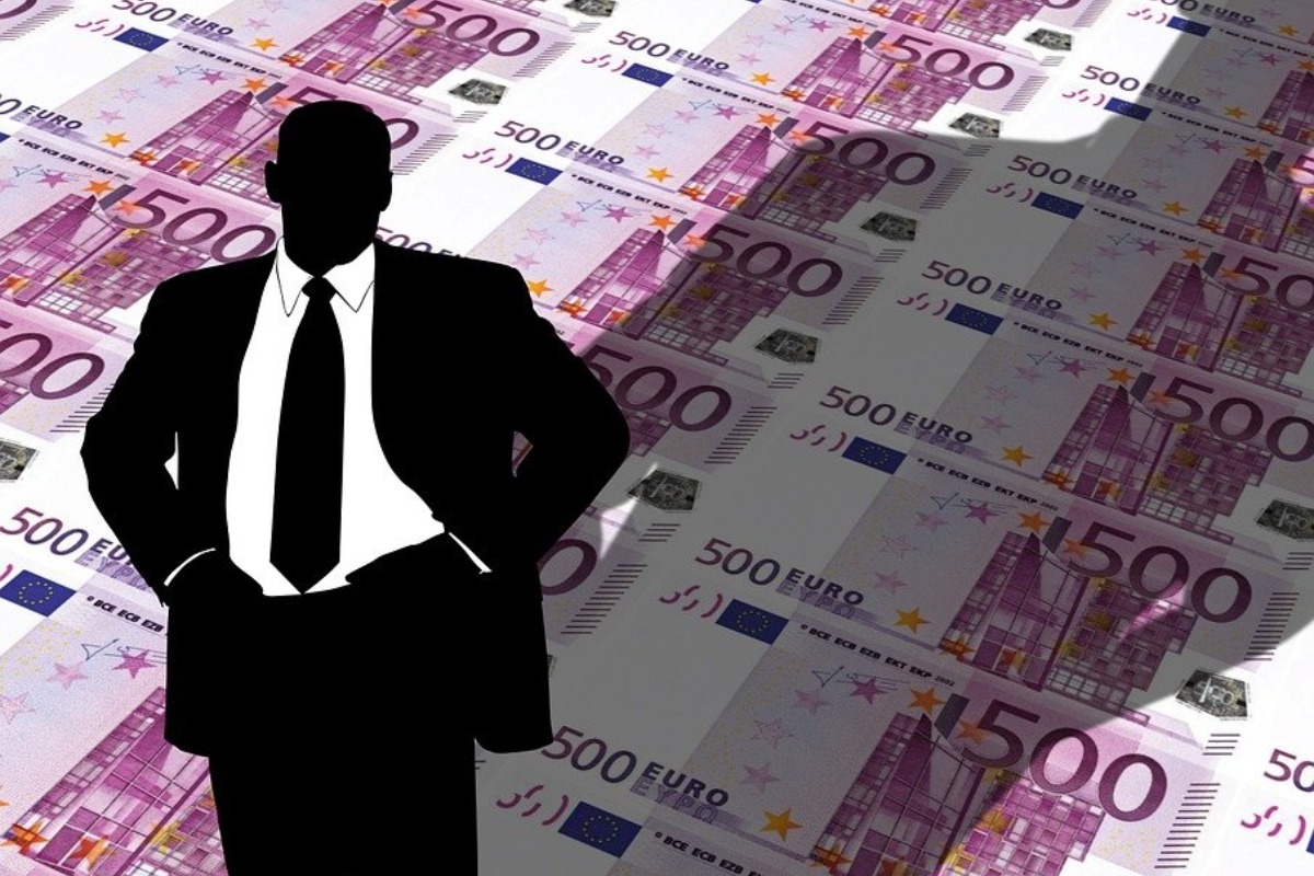 Afacerist campion la dare de mită! Politicieni implicați în diferite ...